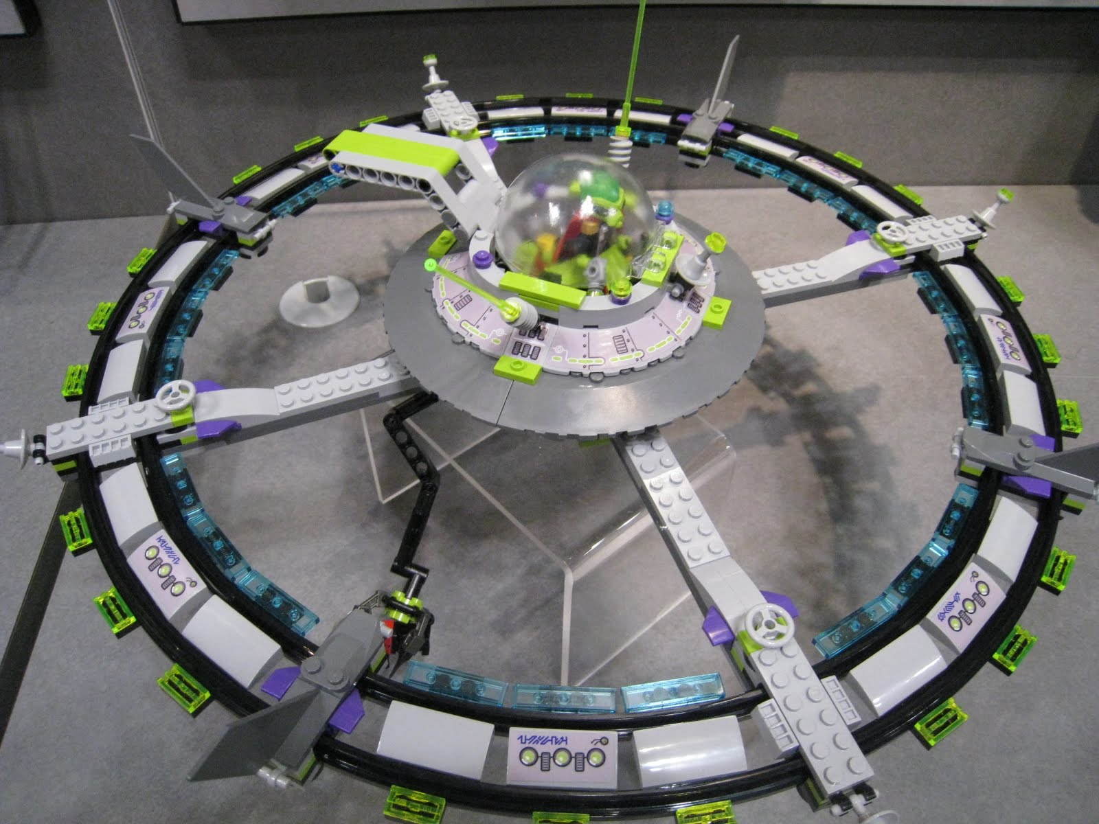 Lego: Alien Conquest! First Seen Here! - Gay NYC Dad