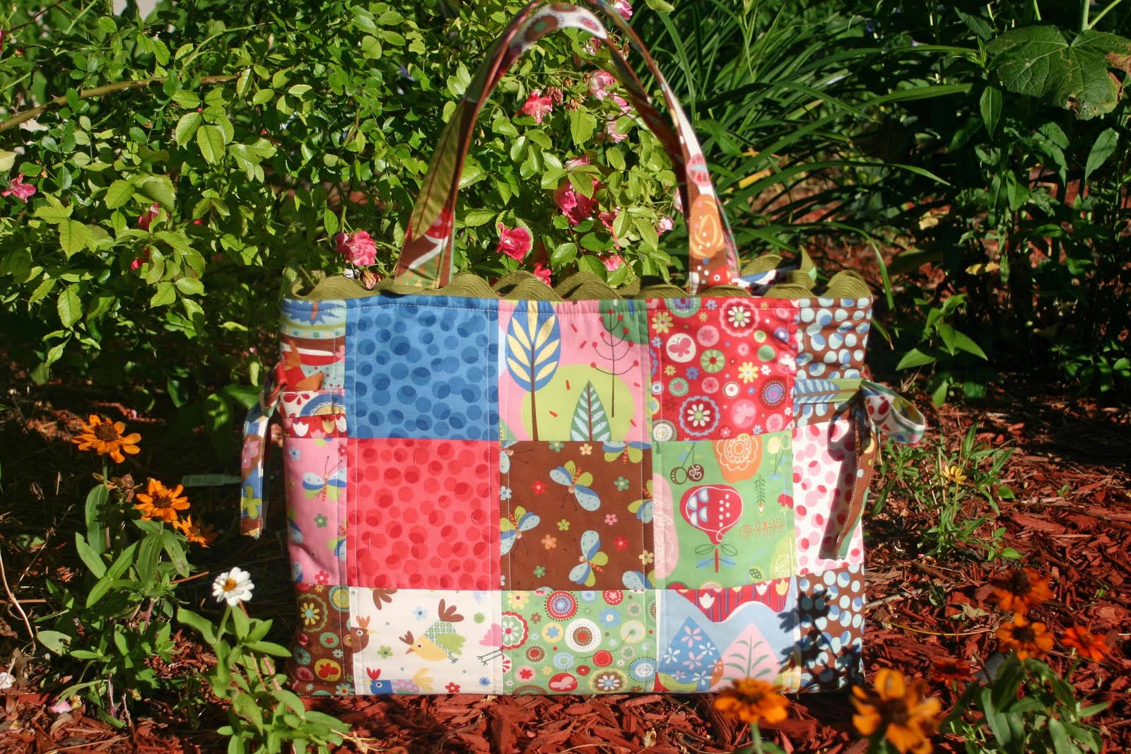 Girls in the Garden: Charm Pack Bag - Tutorial