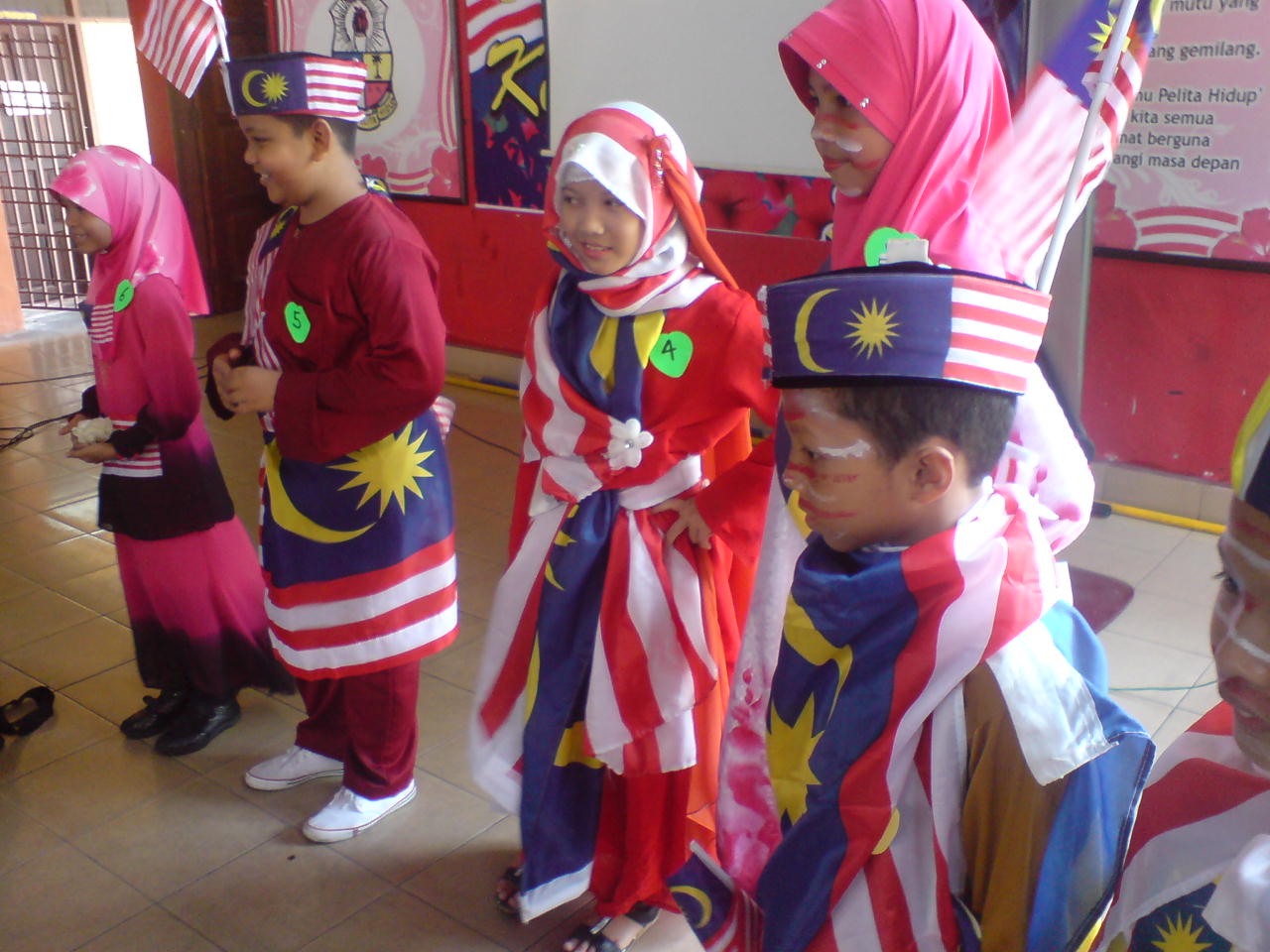 SeLaMaT PaGi..CikGU..!!: >PERTANDINGAN PAKAIAN MERDEKA