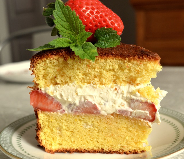 Lagana, mirisna griz torta sa jagodama, bez brašna i masnoće ...