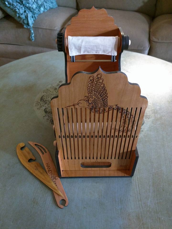 She's just a girl who creates...: Some box loom designs from Handywoman