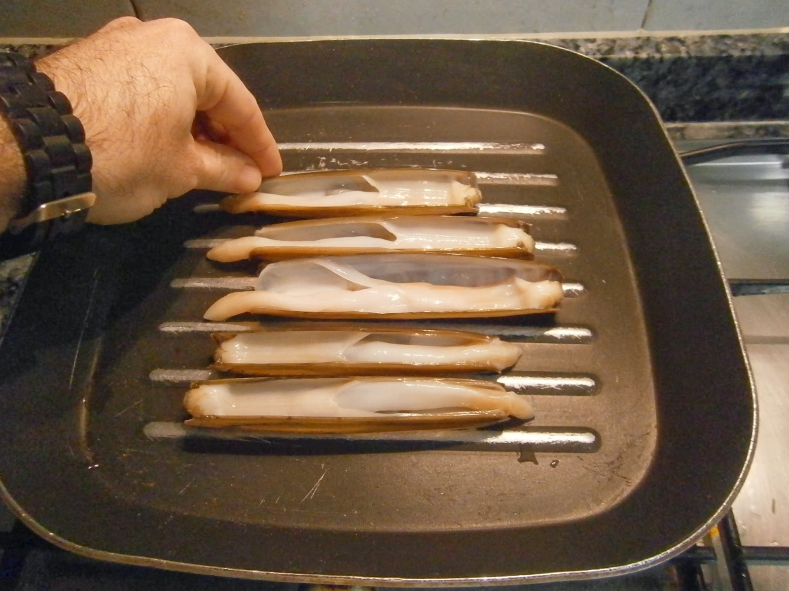 OSUKAA IS COOKING: NAVAJAS GALLEGAS A LA PLANCHA / GRILLED GALICIAN ...
