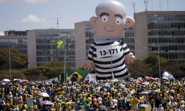 Patria Amada Brasil: BONECO LULA 13-171 FOI O DESTAQUE!