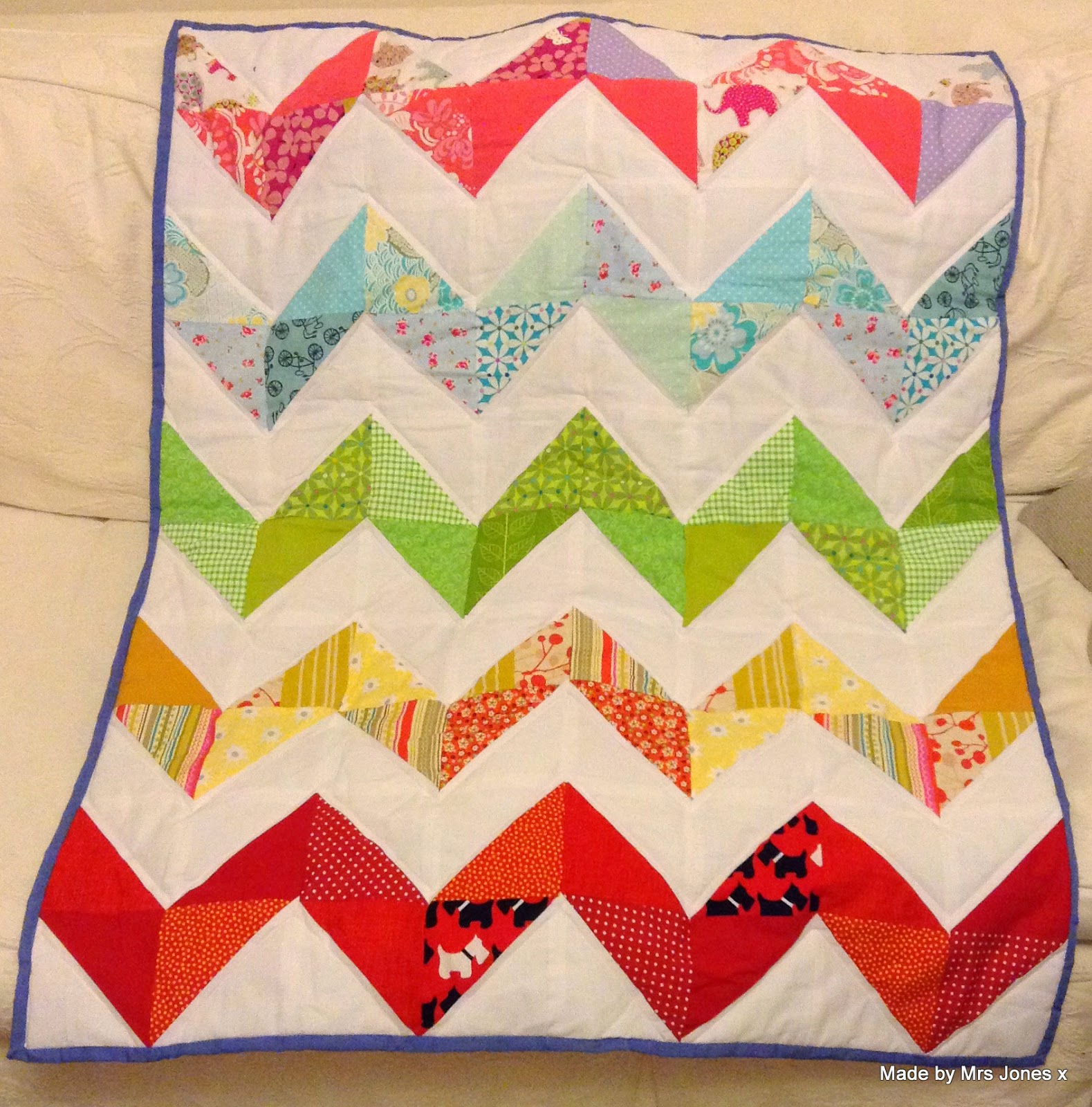 Le Challenge: Mix - Scrappy Rainbow Chevron Quilt