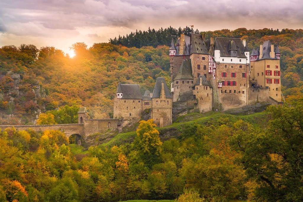 The biggest list : 35 of the most amazing castles around the world!