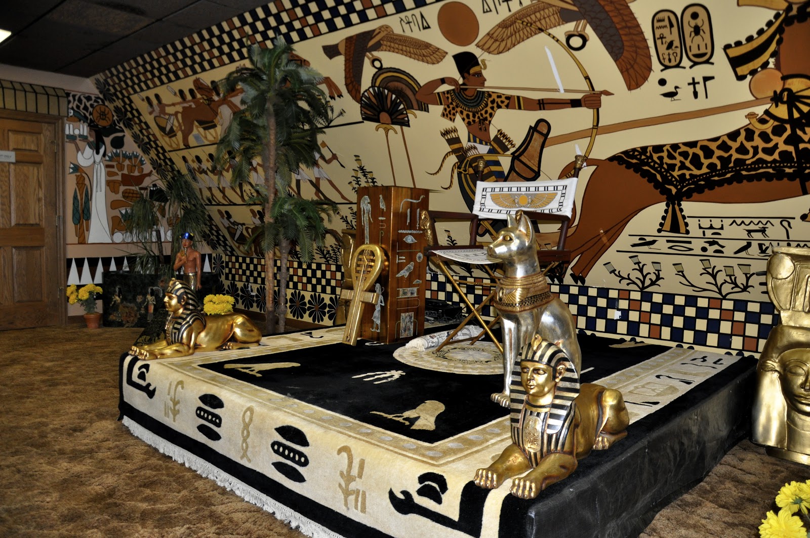 Hombre construye réplica de gran pirámide y se conecta con la "energía ...