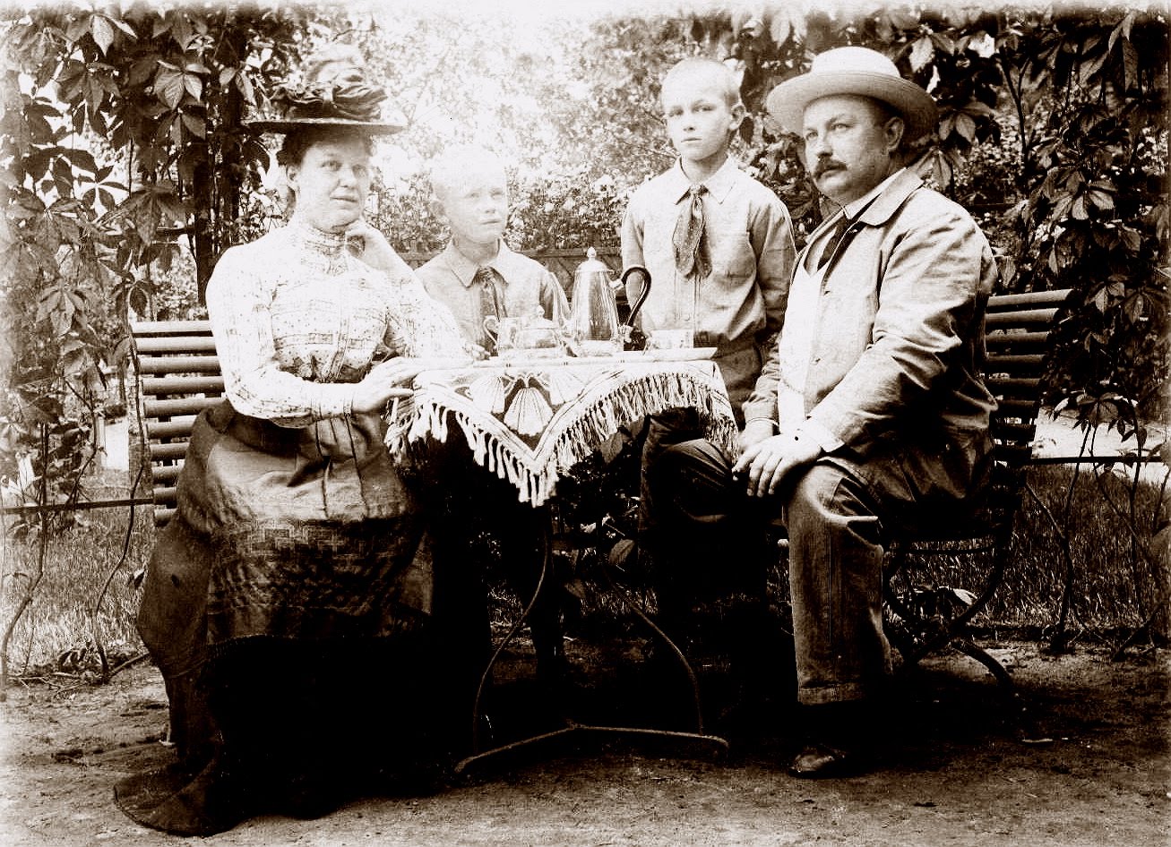 Queen of Nostalgia: Queen's Guide to the Fabulous Tea Party...