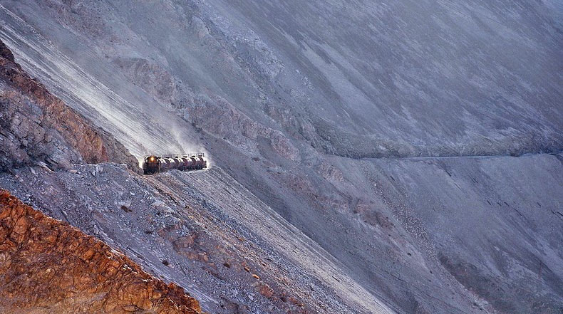 Espectacular ruta de tren hacia las minas de cobre en los Andes - Hub ...