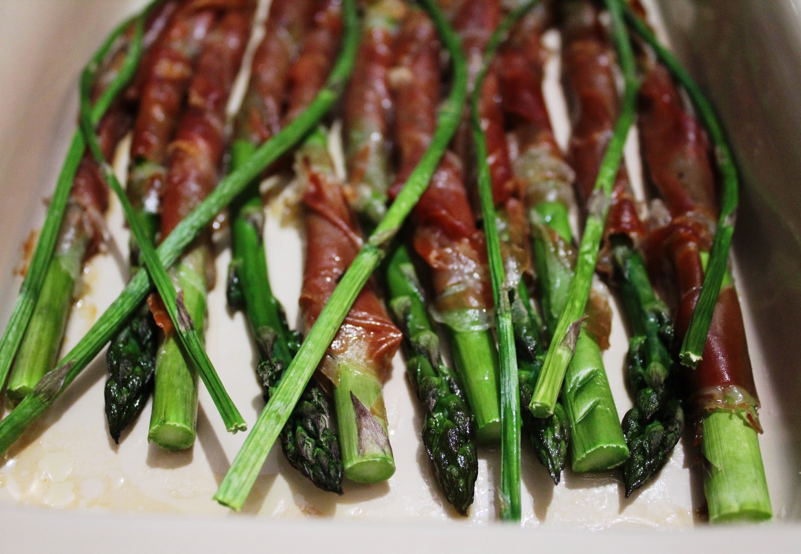 Jak u Ma-gdy, blog o jedzeniu: Zielone szparagi zapiekane w szynce ...
