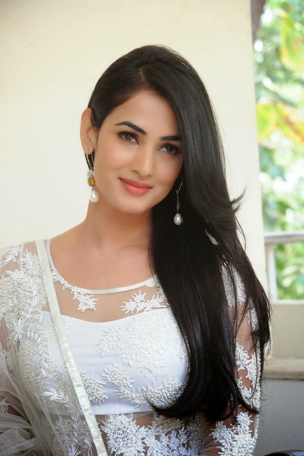 Masala Lake: Beauty Queen Of Bollywood - Sonal Chauhan