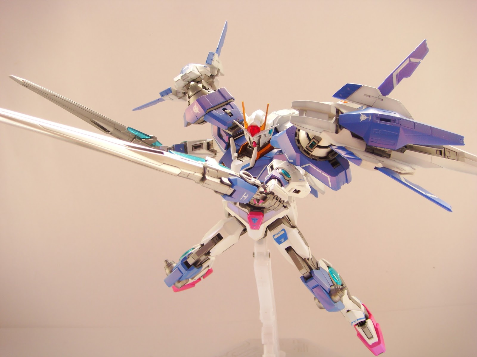 GUNDAM GUY: MG 1/100 GN0000+GNR-010 00 Raiser [3 Red Ver.] - Painted Build