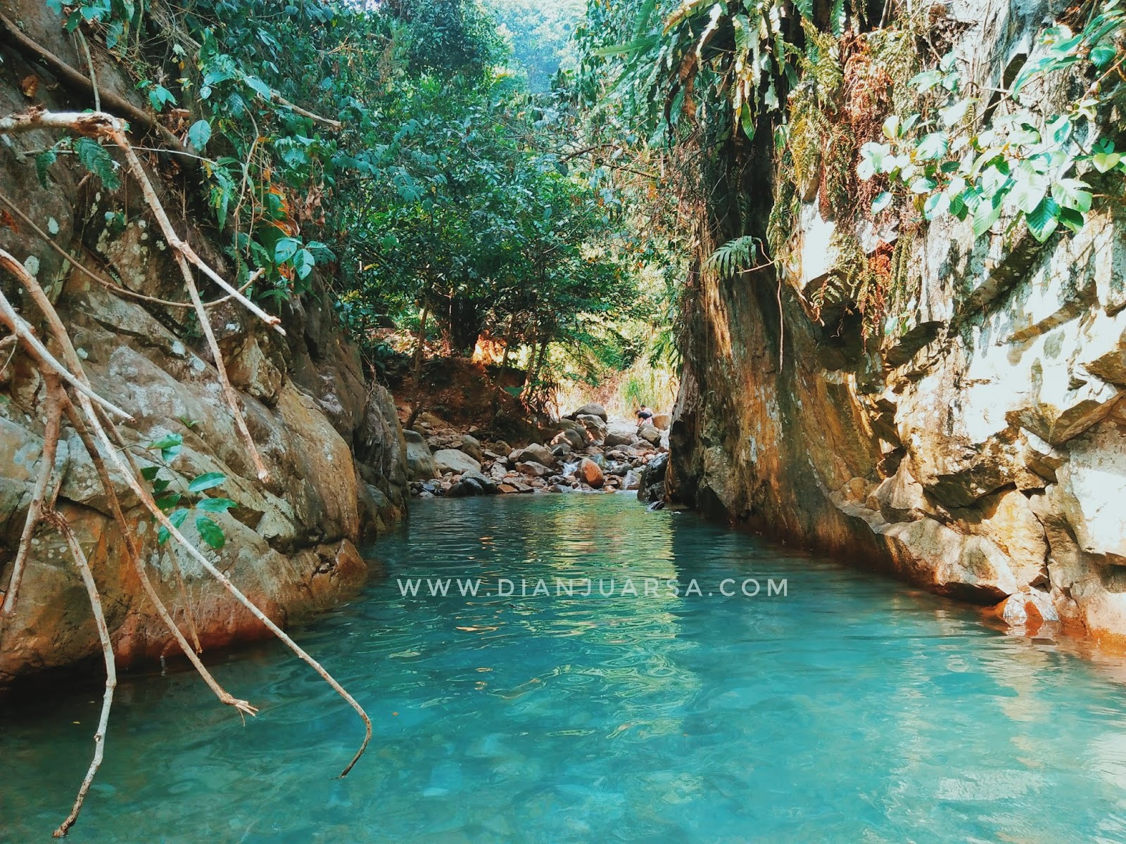 Rute menuju Leuwi Ciung harus melewati beberapa curug yang indah ...