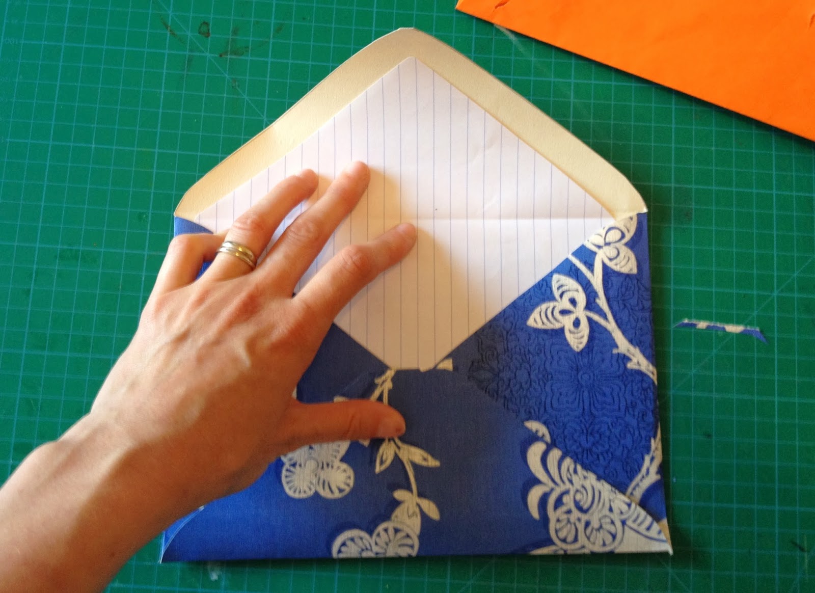 Bundles and Buttons: Wallpaper envelopes DIY
