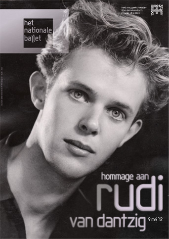 写这部小说的人长得还真不错，怪不得被军官看中啊，哈哈哈