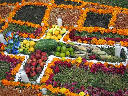 ALTARES PREHISPANICO: Aqui pueden observar un altar de muertos azteca.