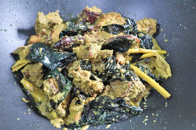 Rendang Itik Salai Dengan Daun Puding - Azie Kitchen
