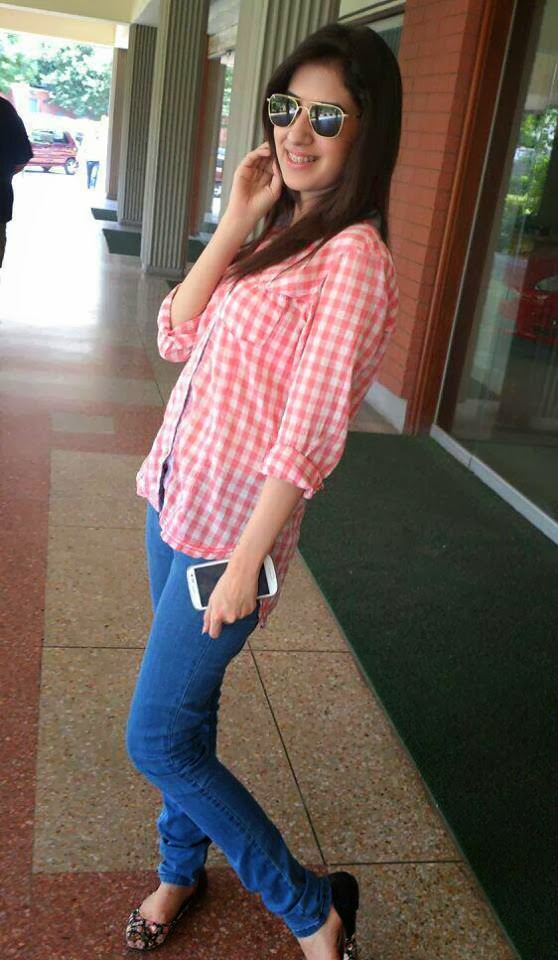 Absa Komal Pakistani Anchor and TV Host very hot and sexy look stills ...