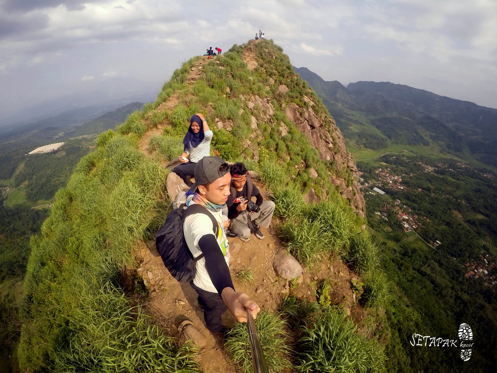 SETAPAK KECIL: Gunung Batu