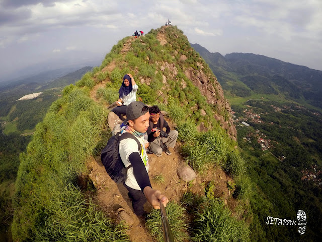 SETAPAK KECIL: Gunung Batu