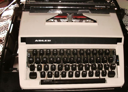oz.Typewriter: Spot the Difference: The Adler Royal Typewriter