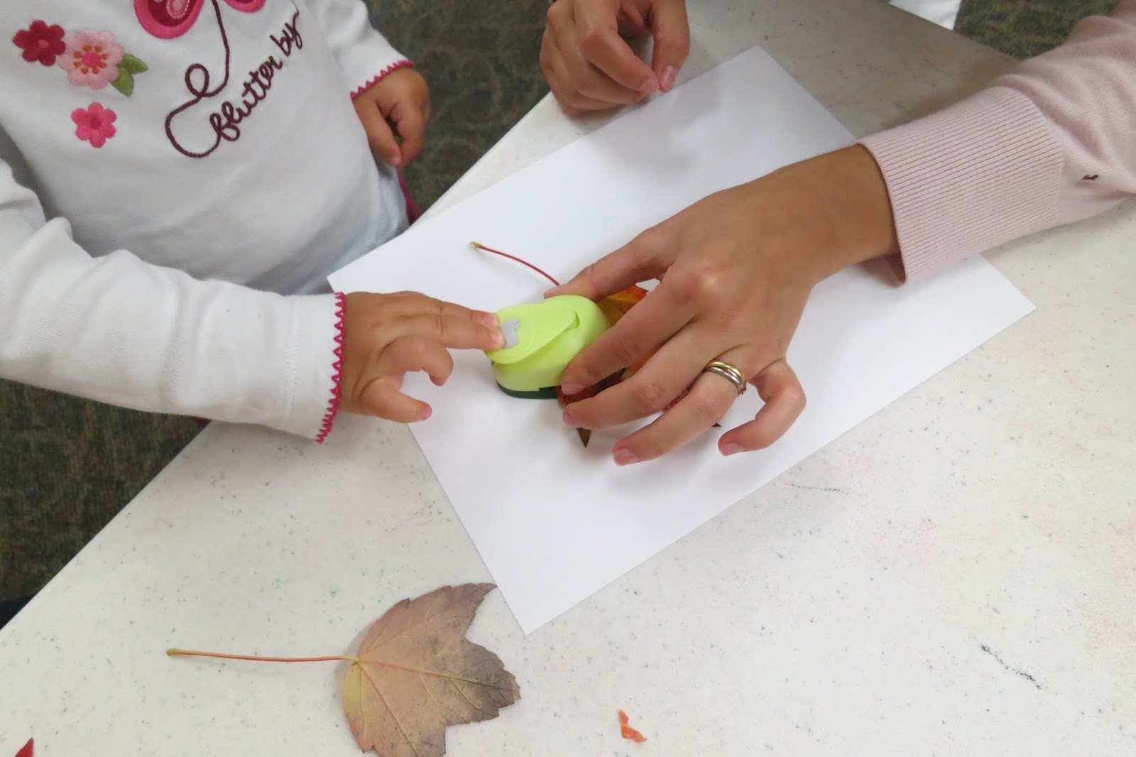 Toddler Art Class: Leaf Punching : library makers