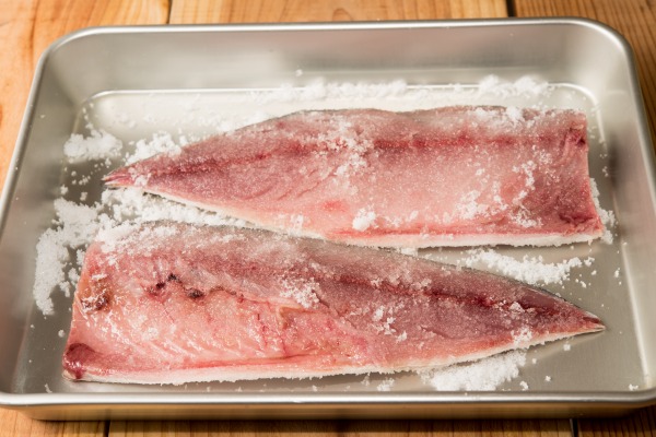 A blog from West Tokyo: How to cook Shime-saba (mackerel sushi).