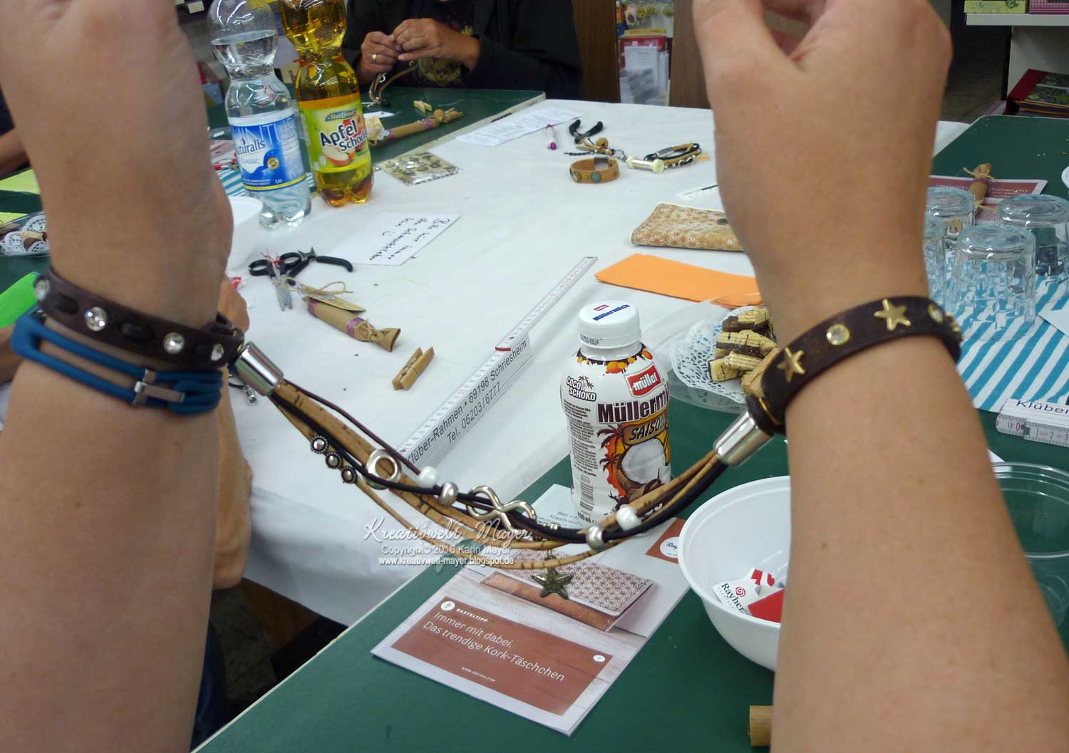 Kreative Welt: In Handschellen zum Bastelkurs geschleift.