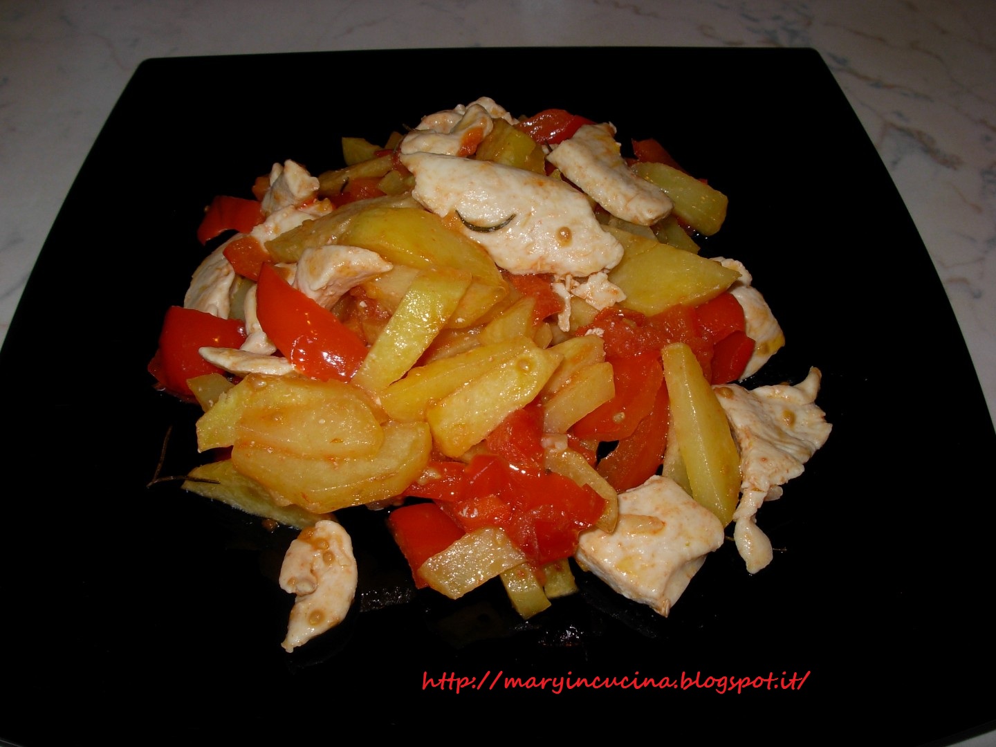 Pollo con peperoni e patate da Mary in cucina su Akkiapparicette