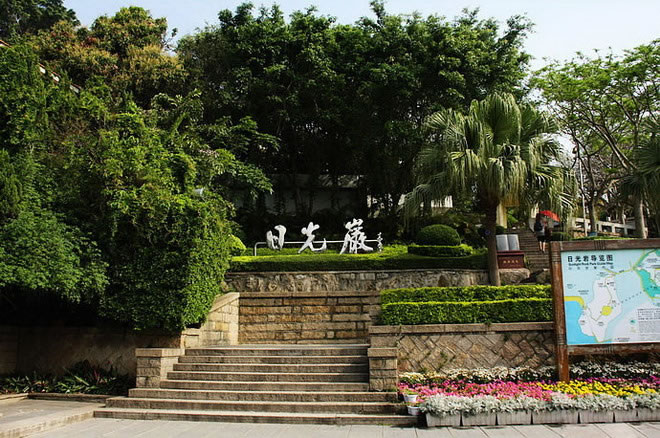 Overview the sea of clouds on the Sunlight Rock | China Tours Online Blog