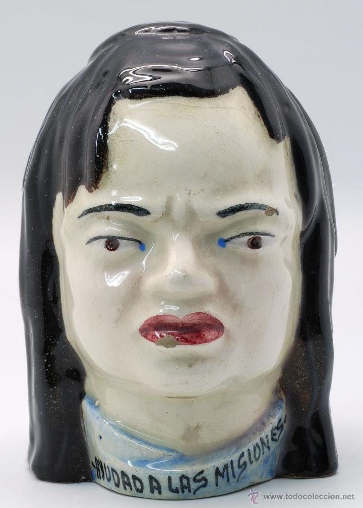 La ficha rosa del trivial: Recuerdos del Domund. Banderines y huchas.