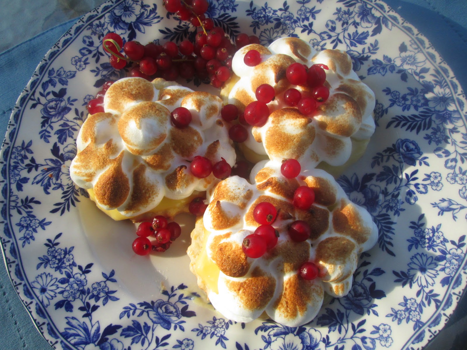 Canela kitchen (gloria): Lemon curd meringue tarts