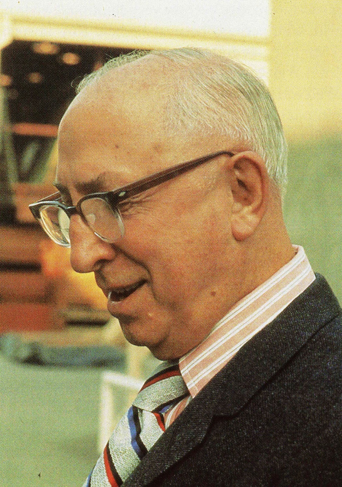 Disney Avenue: A Heartfelt Tribute to Roy O. Disney Including 24 Rarely ...