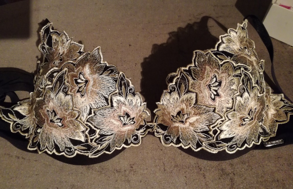 Craftrebella: Convert your old Bra into a new Flower Lace Bra