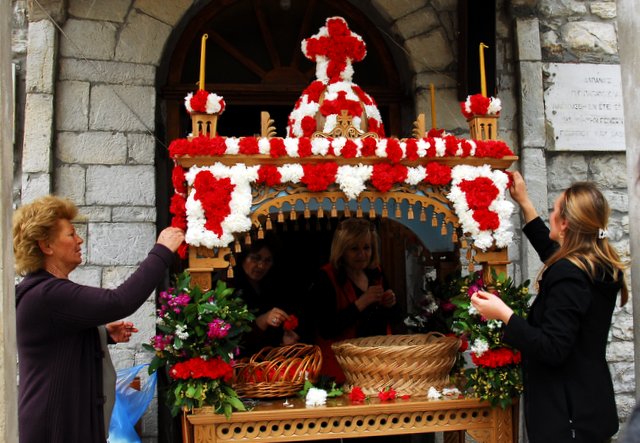 Βάχλια Γορτυνίας: Στολισμός Επιταφίου στην Αγία Μαρίνα Βάχλιας