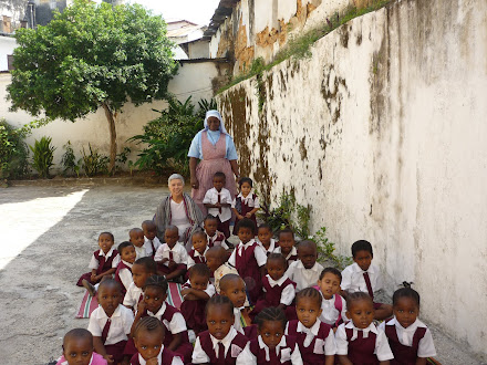 ADVENTURES WITH GRANDTITA: UST human cross now Guinness World Records ...
