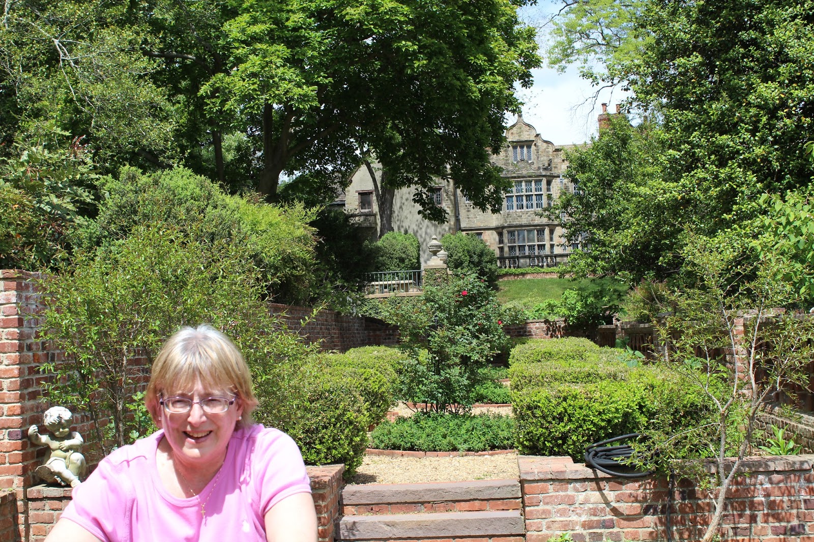 Royal Musings: And right next door to Agecroft Hall is Virginia House ...