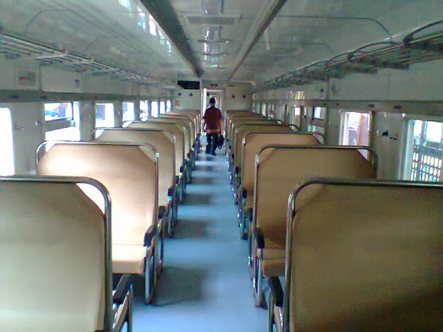 Kereta Api Indonesia: Interior Kereta Api Majapahit Ekspress (Ekonomi AC)