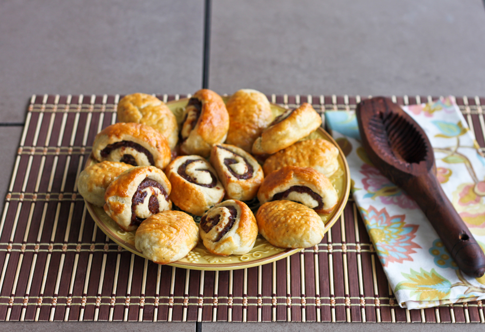 Date or walnut-filled Iraqi cookie (kleicha)