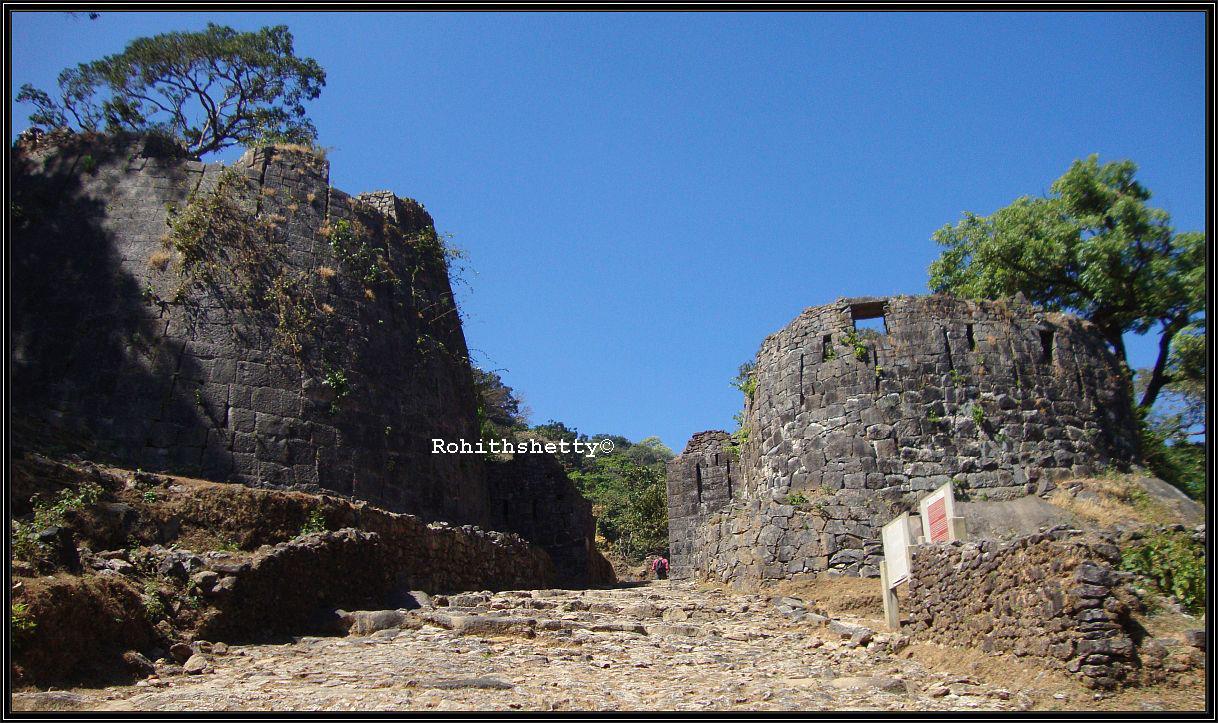 JOURNEY INTO DREAMS: Kavaledurga Fort -Thirthahalli