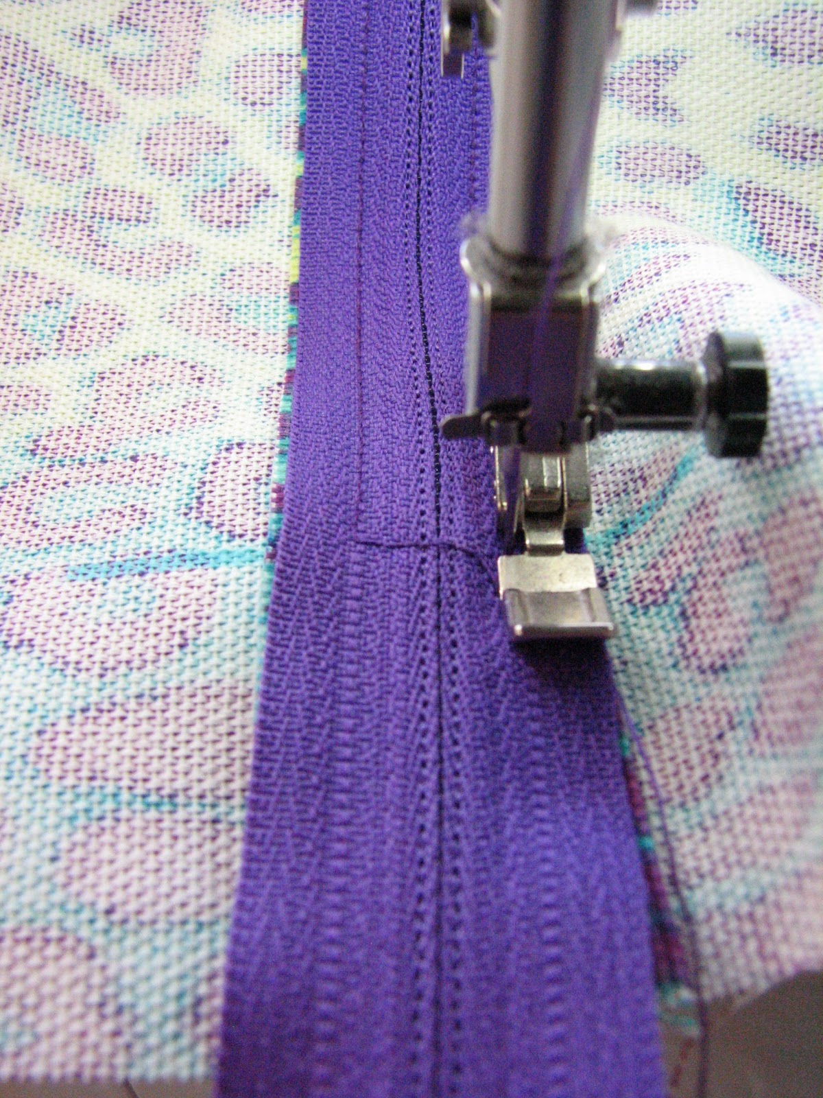 Ms. Elaineous Teaches Sewing: Zippers in Pillows and Cushions