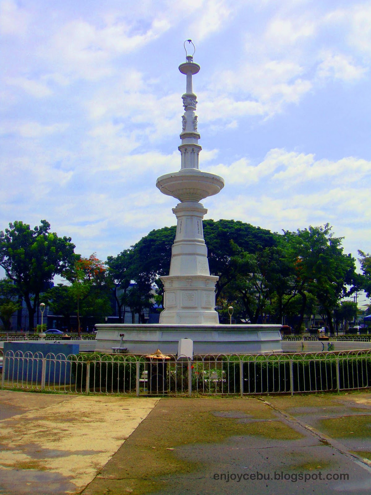 Enjoy Cebu: Fuente Osmeña Circle