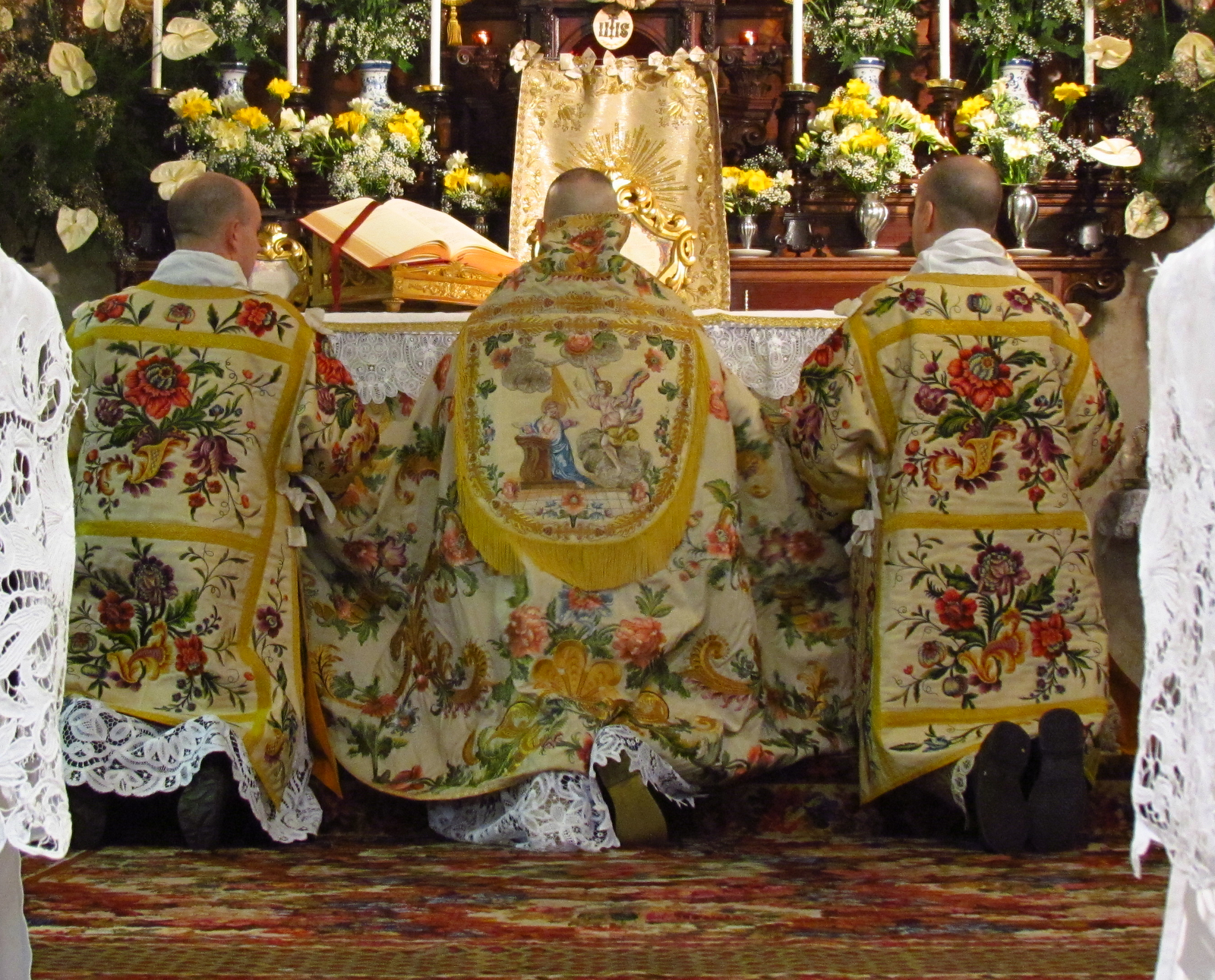 New Liturgical Movement: Holy Week Varia: Minnesota, Chicago, Rome, Genoa