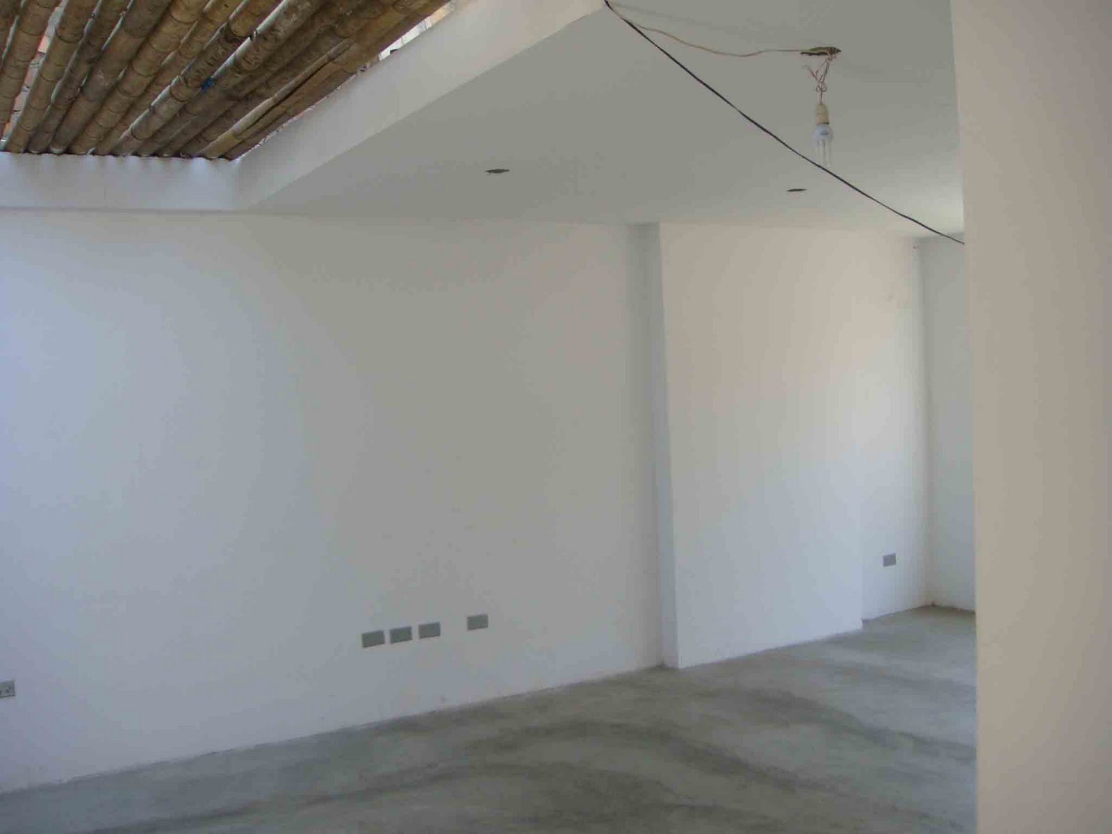 Cemento Pulido y Paredes en Blanco