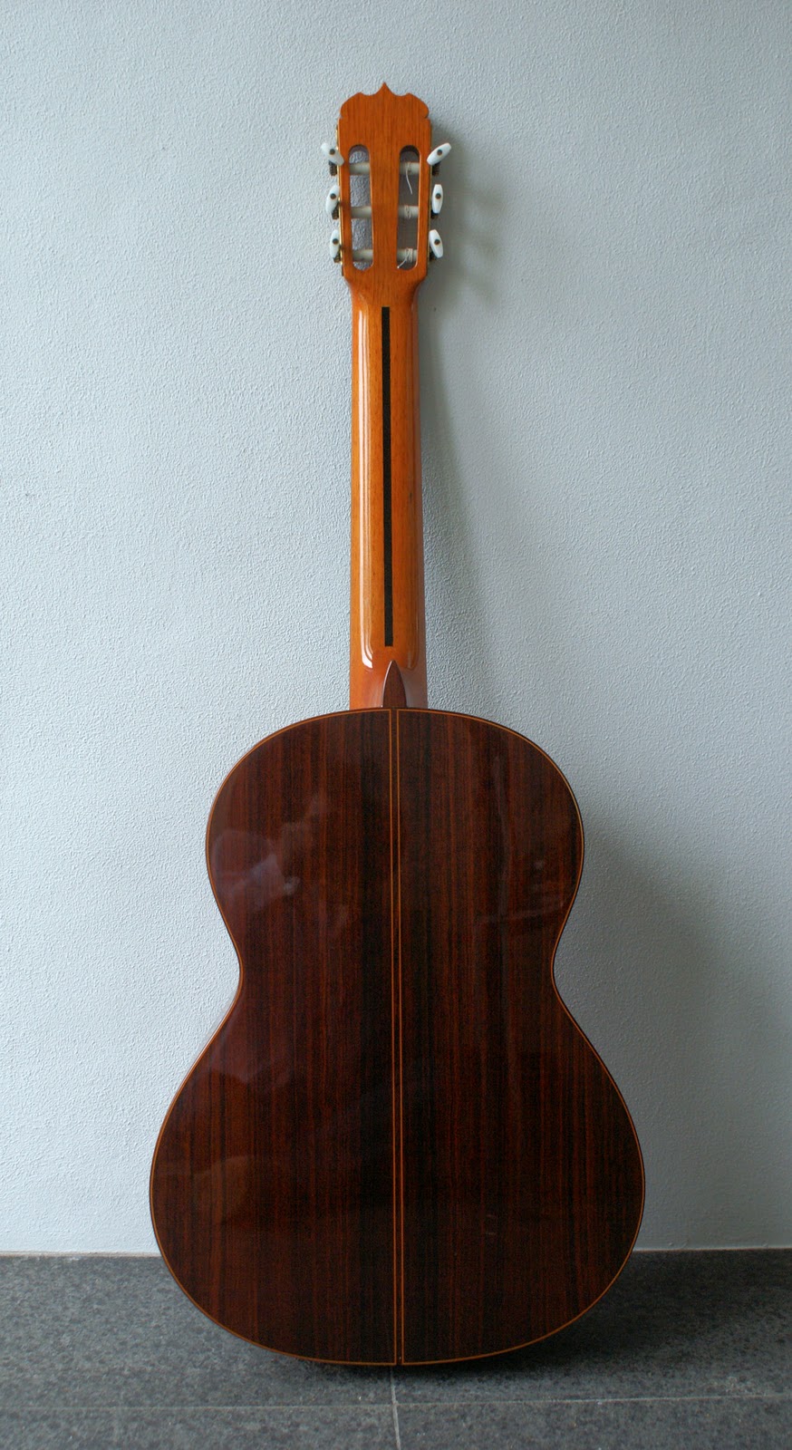 Romantic and old guitars: José Ramirez III clase 1 A 1980 and 1981 ...