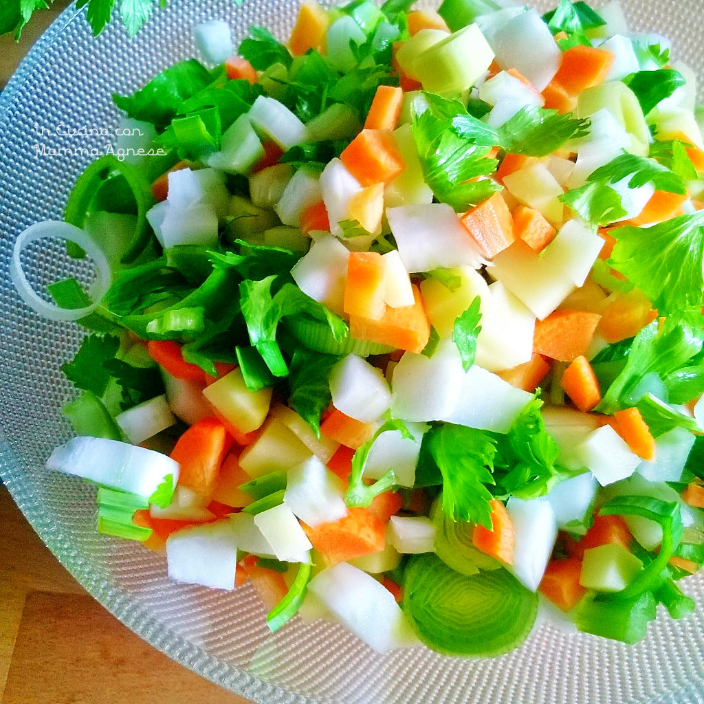 Come fare il Brodo di Verdure - Ricetta Vegetariana 🍃 | In Cucina con ...