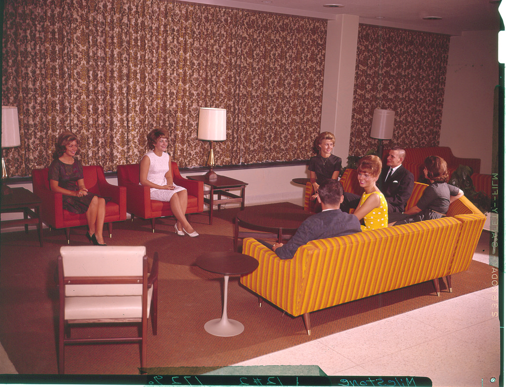 Amazing Color Photographs Capture Everyday Life of Students of Eastern ...