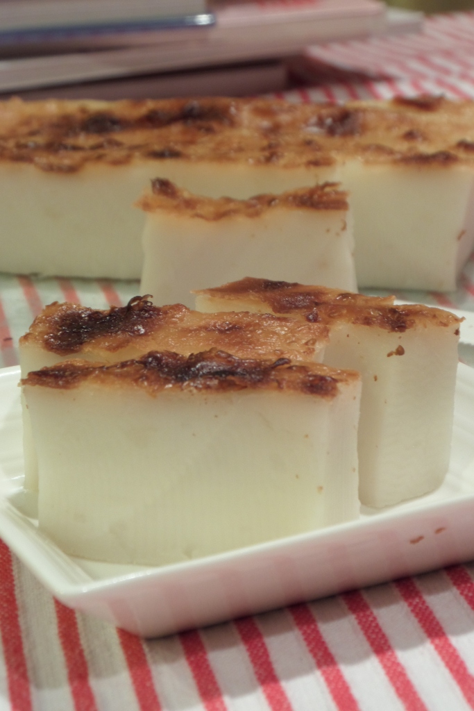 Through The Kitchen Door: Kueh Bengka Beras (aka "Fei Chee Yoke")