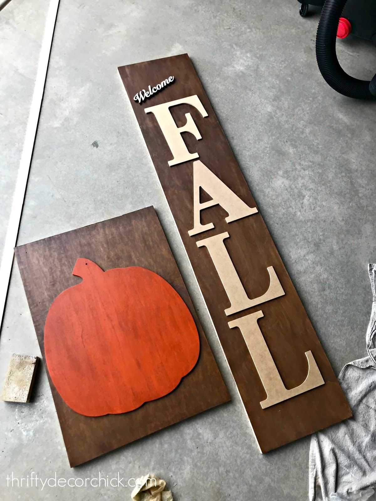 How to make large fall signs for the front porch! from Thrifty Decor Chick