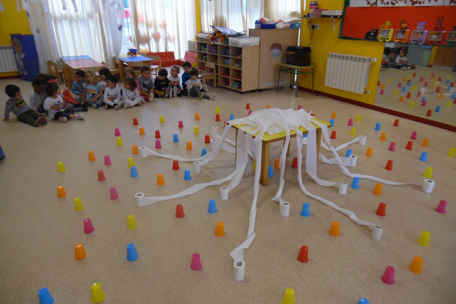 AULA 2 AÑOS: PSICOMOTRICIDAD CON VASOS DE COLORES Y PAPEL HIGIENICO
