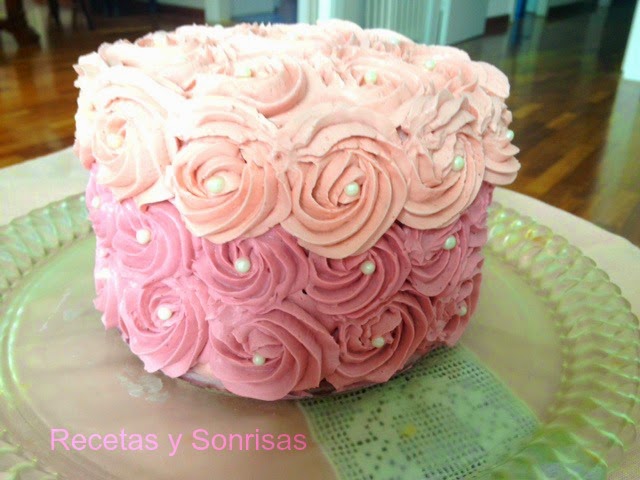 PASTEL ROSA CON ROSAS A DOS TONALIDADES DE SWISS MERINGUE BUTTERCREAM